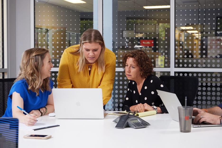 Choosing an Agency Over a Freelancer for Creative Needs - Article